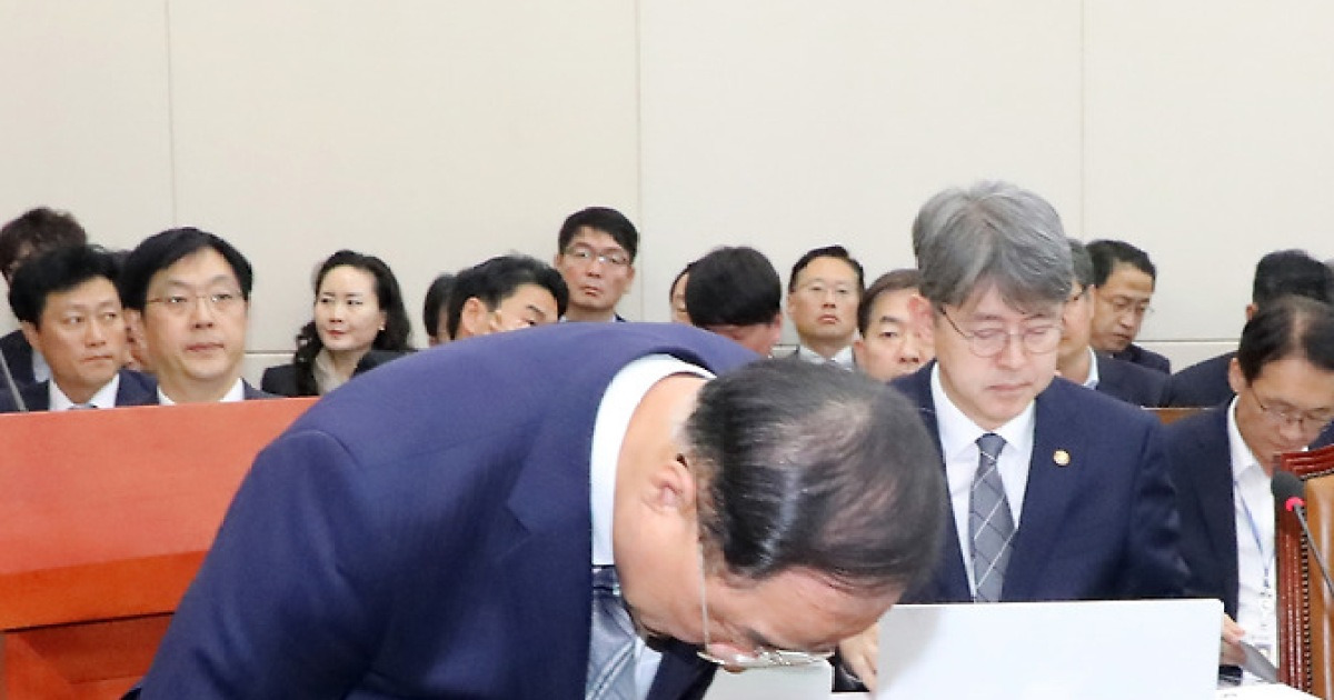 인사하는 홍남기 부총리