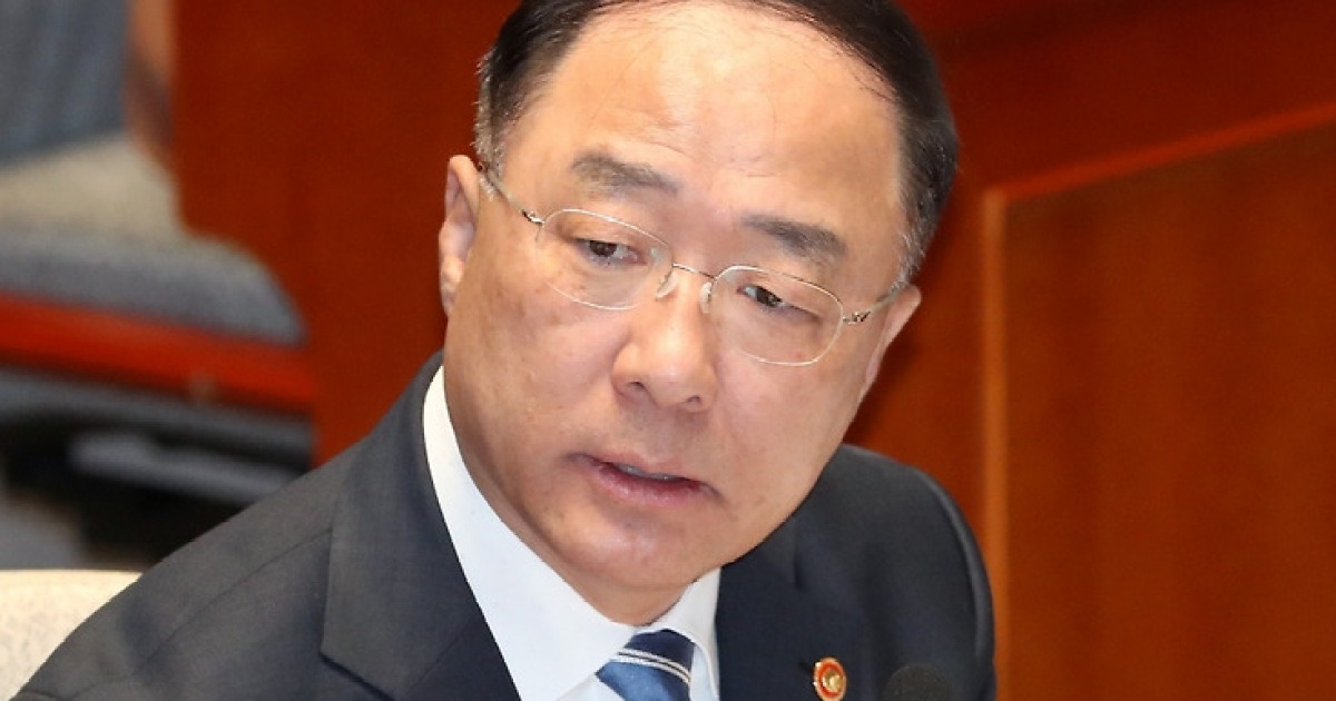 [사진]답변하는 홍남기 부총리