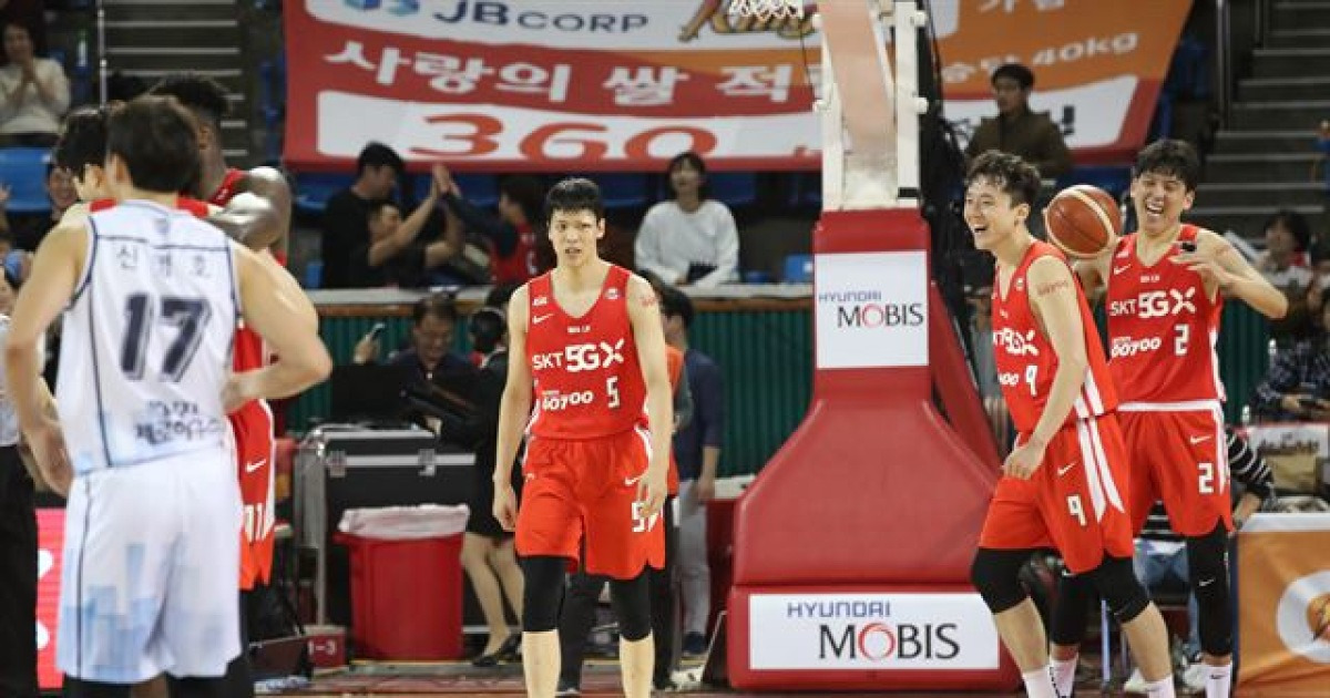 SK, KCC 추격 뿌리치고 선두 수성.. 홈 7연승