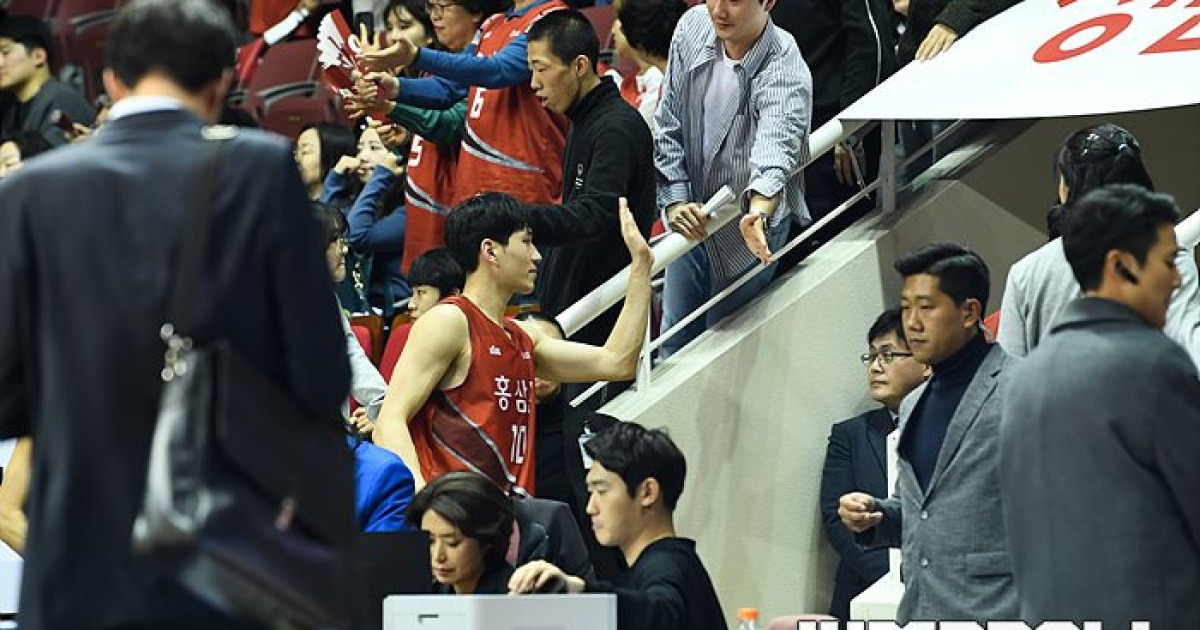 [JB포토] KGC 문성곤 '팬과 승리의 하이파이브'