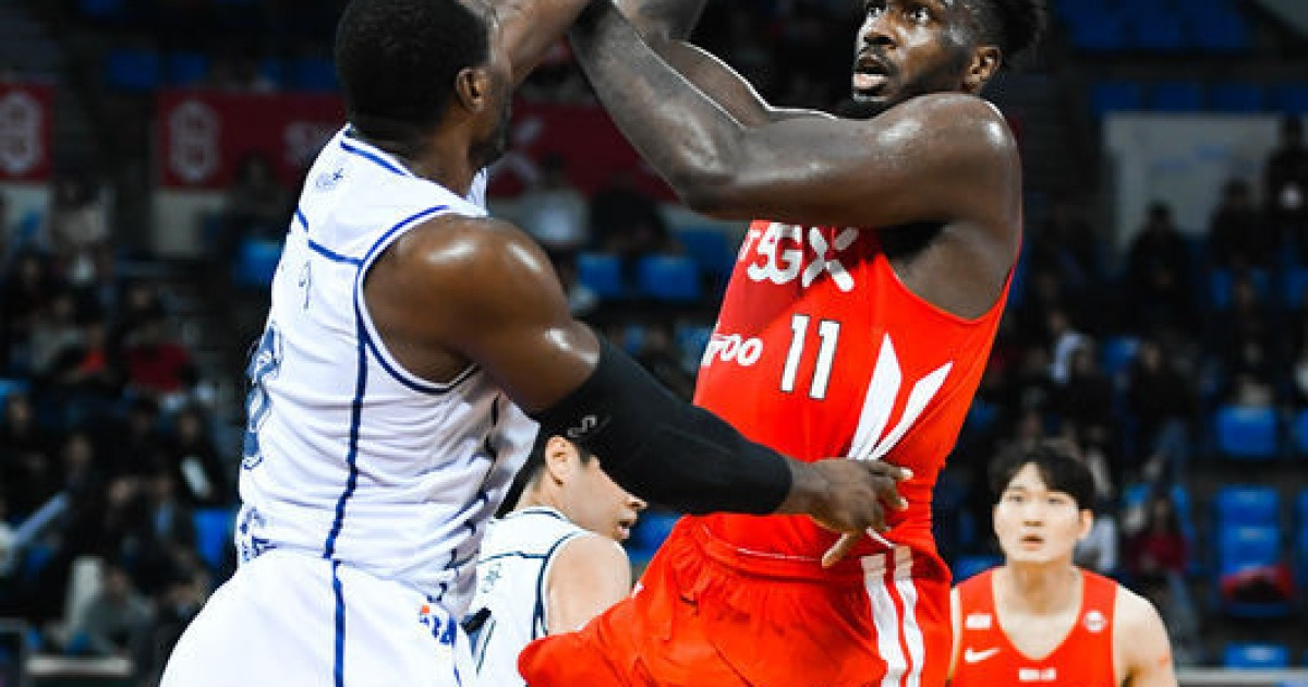 '워니 위닝샷' SK, KCC 꺾고 홈 7연승-3연승 단독 1위