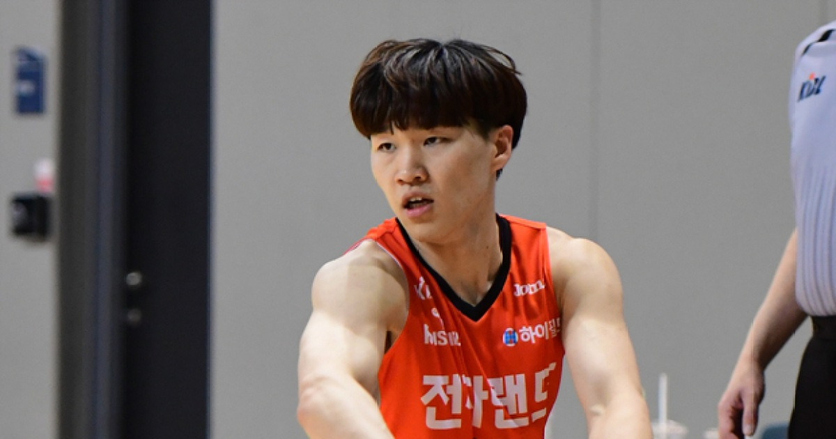 [JB포토] '2019-2020 KBL D-리그 ' 전자랜드 김정년 '골밑에서 승부해'