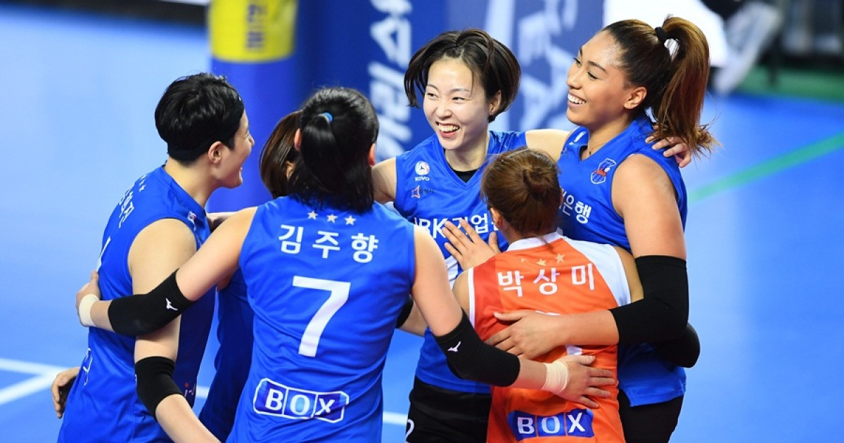 [스포츠타임 현장] '어나이 23점' IBK기업은행, 선두 GS칼텍스 꺾고 5연패 탈출