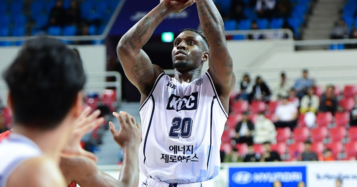 '라건아, 친정 상대로 26P 17R' KCC, 현대모비스 제압..연패 탈출