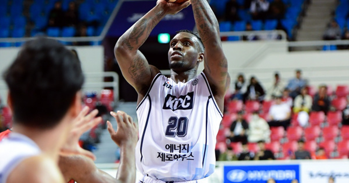 '라건아 역전포' KCC, 15점 차이 뒤집고 모비스에 역전승