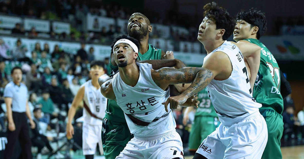 [프로농구] '브라운 더블더블' KGC, DB에 1점차 '역전승'