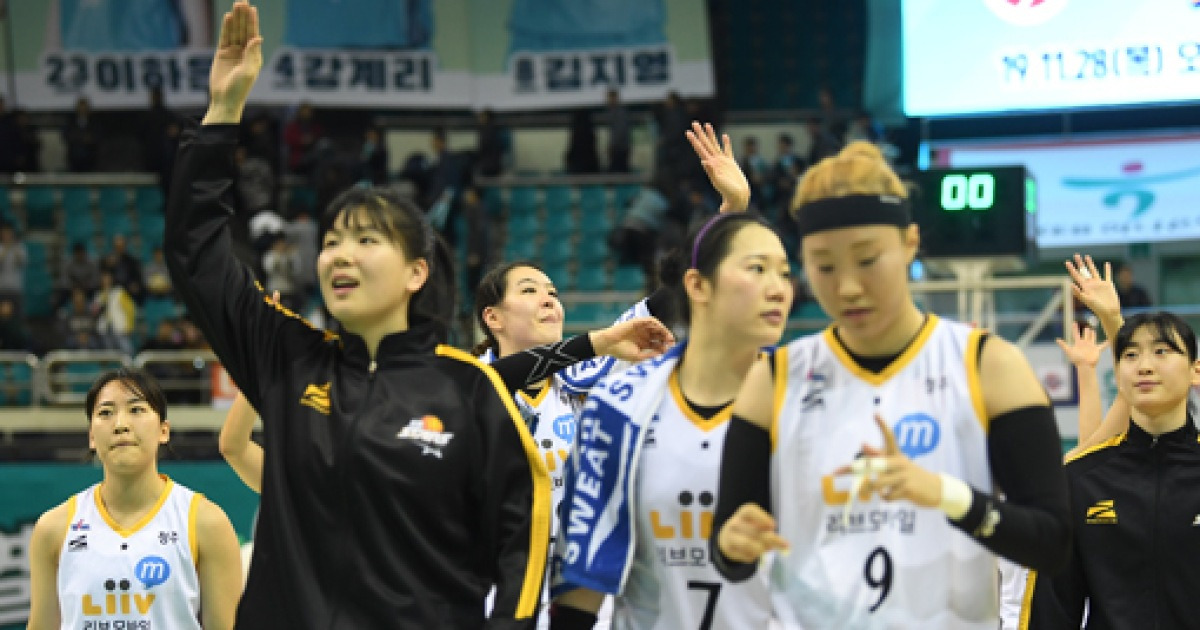 KB 'KEB 꺾고 공동 1위' [MK포토]