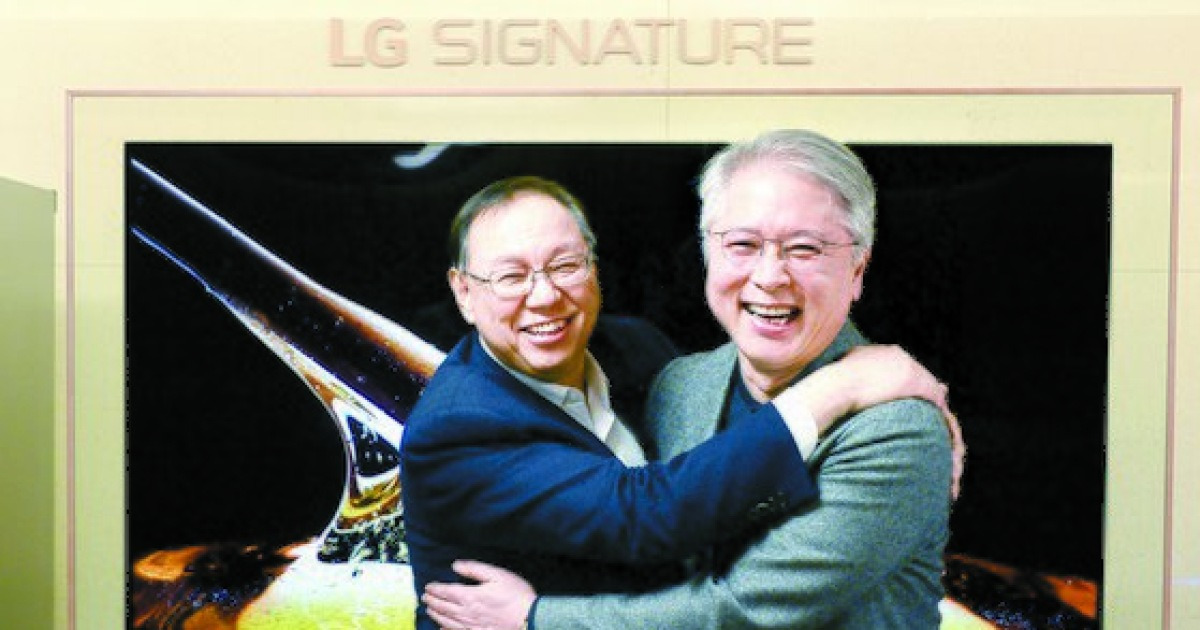 LG전자 CEO·CFO 다 바꿨다.."TV·스마트폰 돌파구 찾아야"