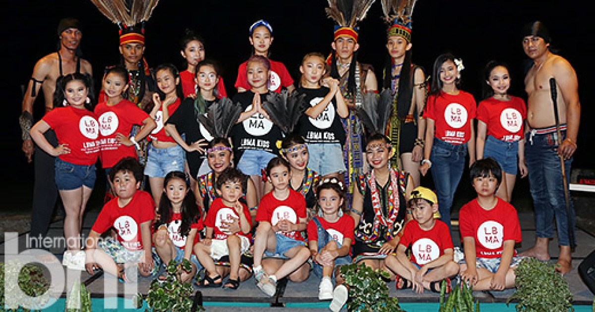 [bnt포토] 코타키나발루 민속공연팀과 기념촬영하는 키즈모델들 (LBMA키즈모델어워즈)