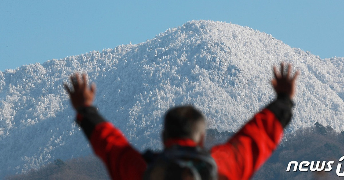 지리산 설경 만끽하는 관광객