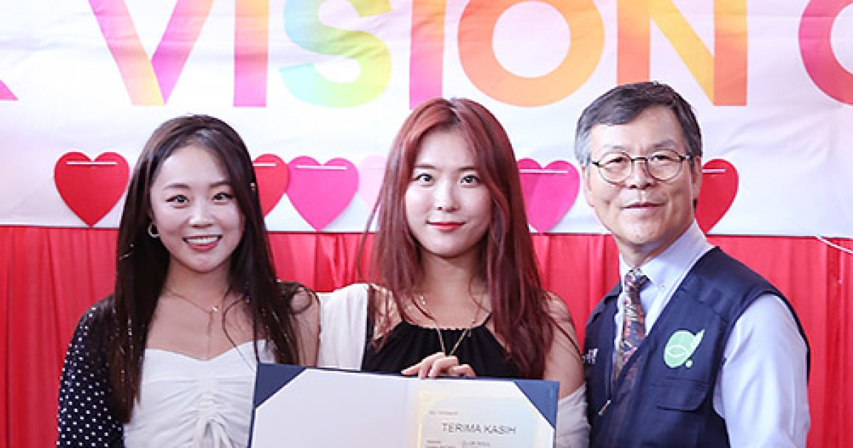 [bnt포토] 클럽소울, 말레이시아 난민학교 감사장 받아 (LBMA키즈모델어워즈)