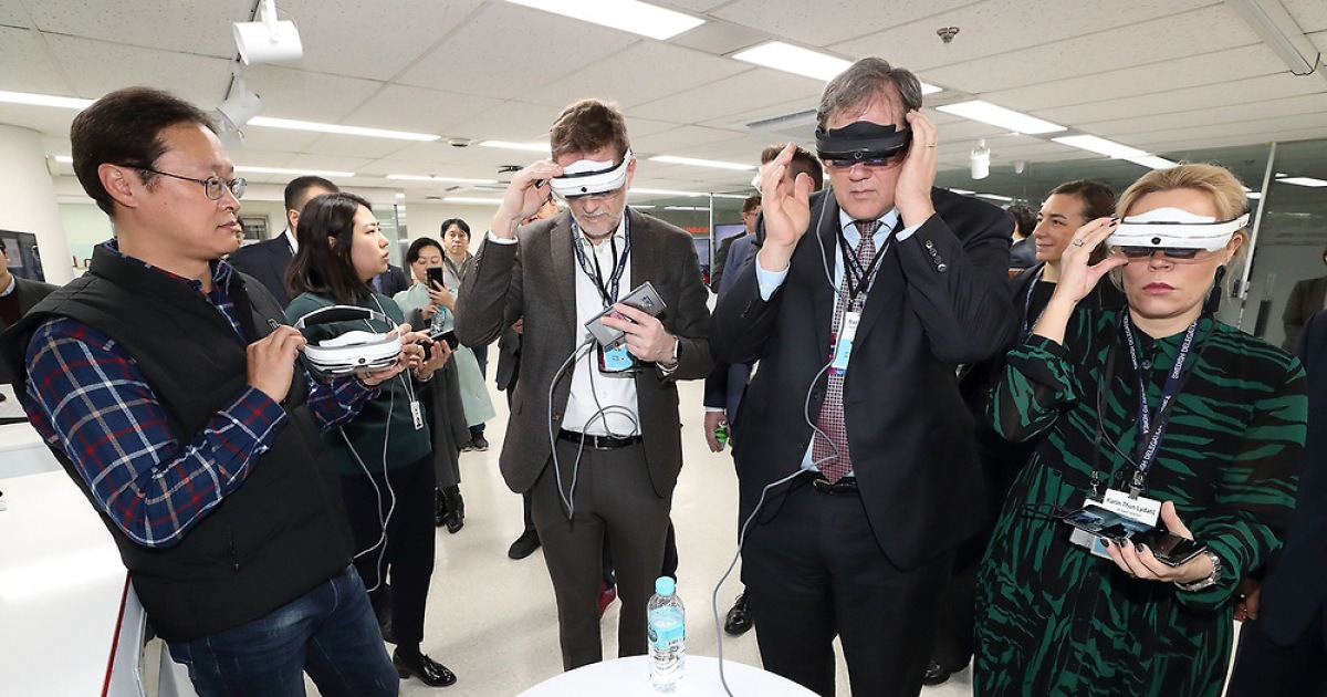 KT AR글래스 체험하는 스웨덴 기업 CEO