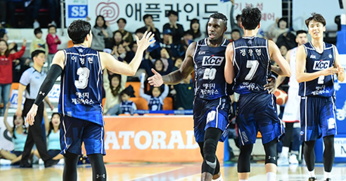 '라건아 위닝샷' KCC, KT 꺾고 3연승·단독 3위 도약