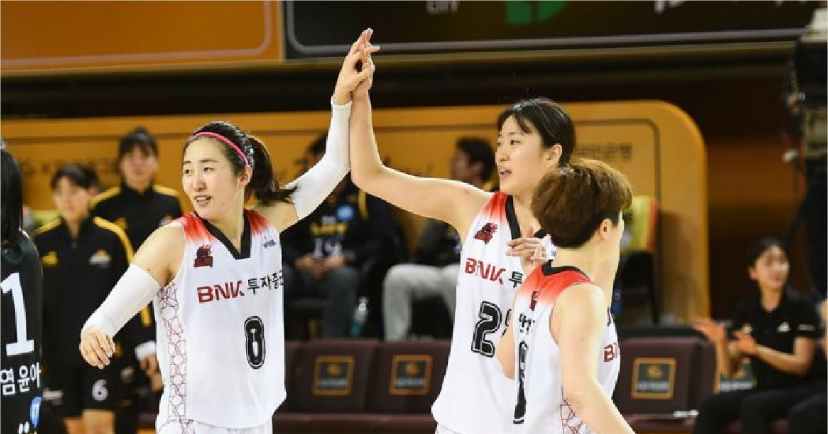 '창단 첫 연승' BNK, 박지수 빠진 KB 제압