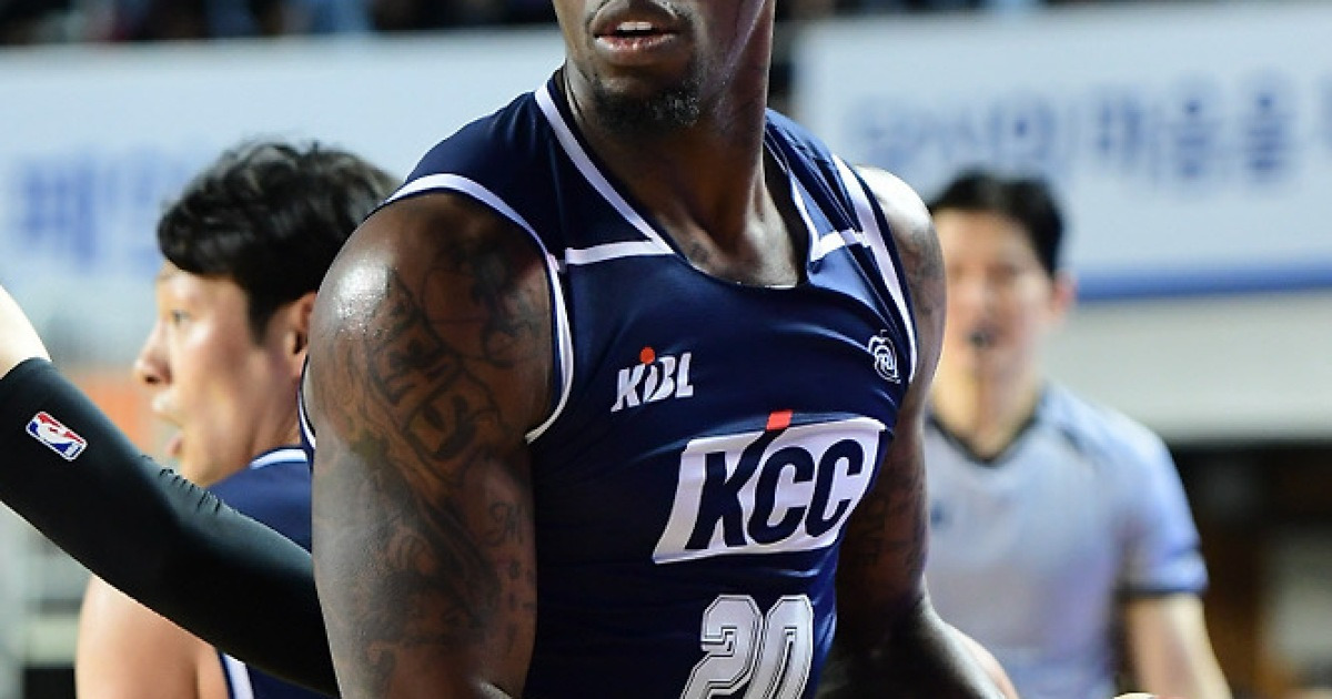 라건아 결승 골밑 득점..KCC, 짜릿한 1점차 역전승