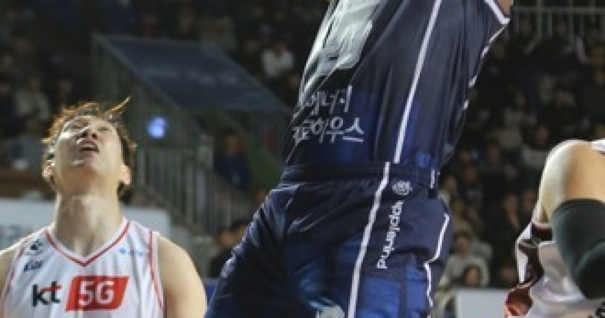 라건아 역전 골밑슛..KCC, kt에 짜릿한 1점차 승리