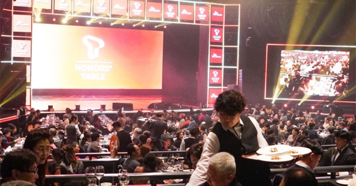 "고객님, 30년 가입 감사합니다" SKT, 2000명 초청잔치