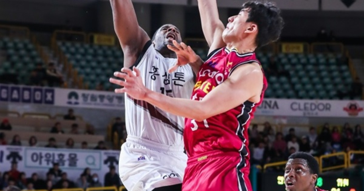 '맥컬러 결승점' KGC, 접전 끝에 LG 꺾고 공동 2위 도약