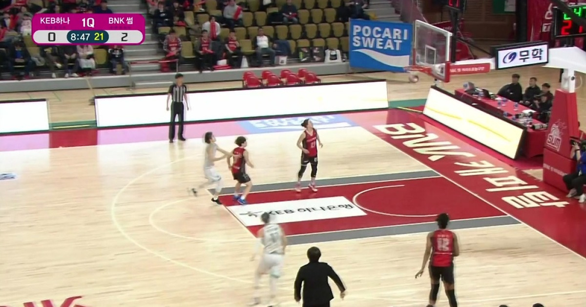 '강이슬 22점' KEB하나, BNK 꺾고 4위