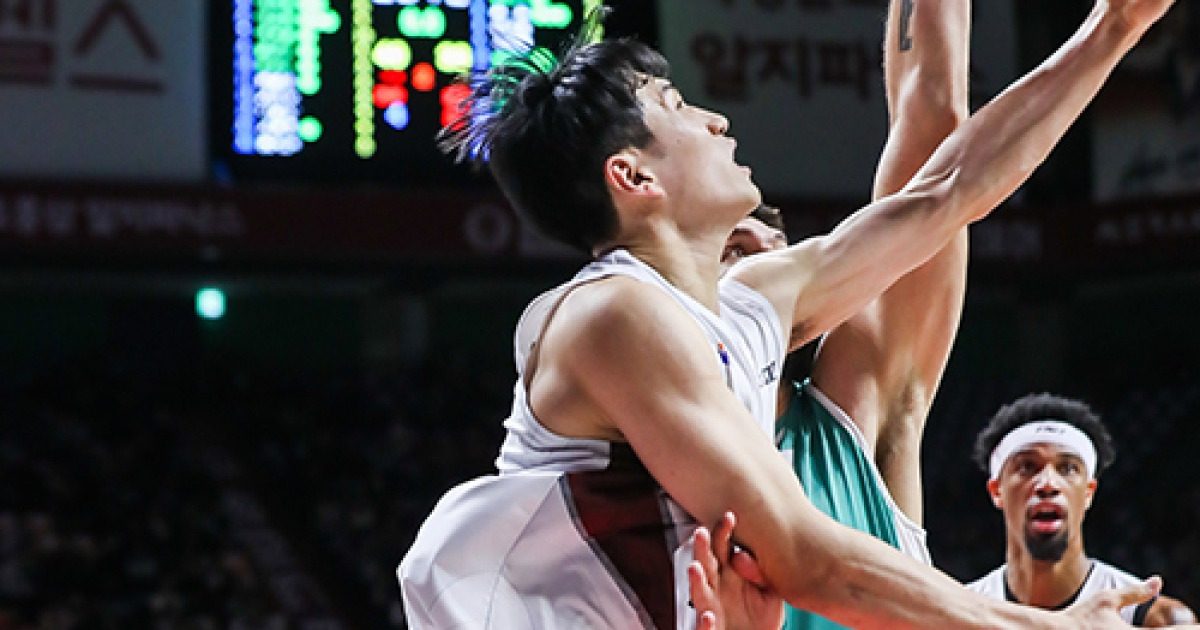 '3점슛 13개 폭발' KGC, KT 꺾고 4연승..SK와 공동 1위