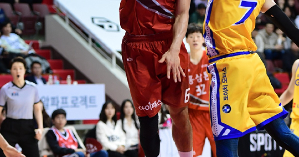 [BK Review] '박지훈 더블더블' KGC인삼공사, 삼성 꺾고 단독 선두