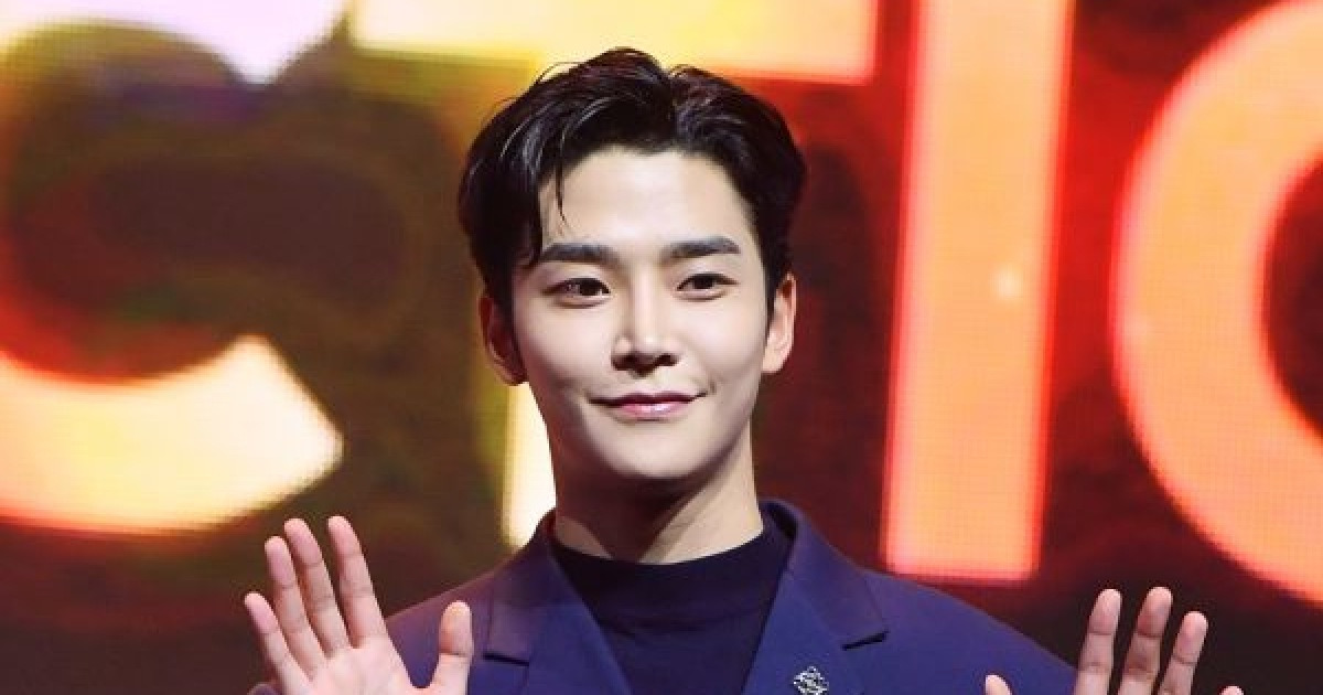 [ST포토] SF9 로운, '훈남 인사'