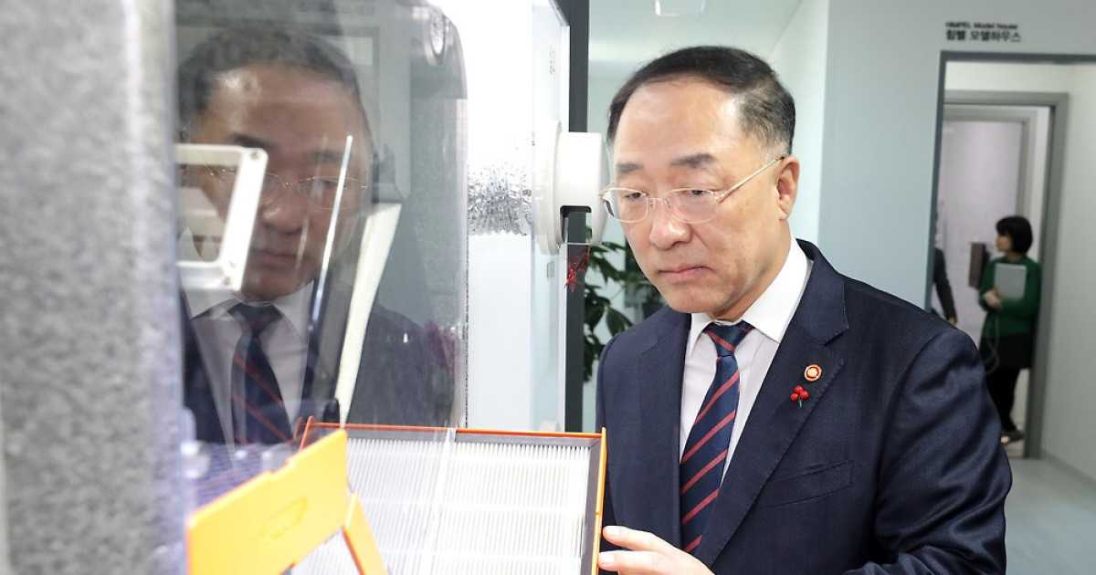 필터 살펴보는 홍남기 부총리