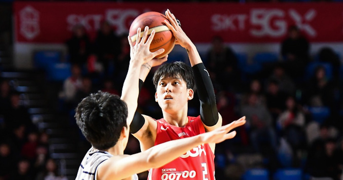 SK, KCC 26점 차 완파하고 '3연패 탈출'..공동 선두 도약