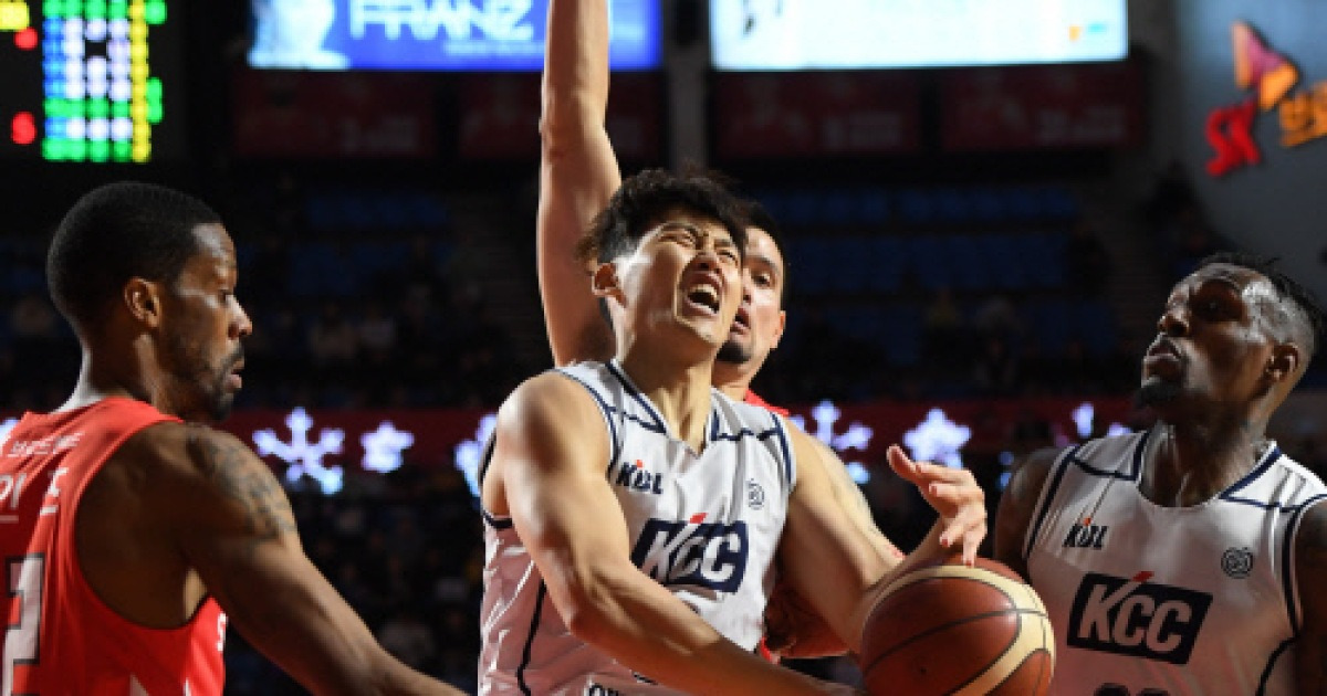 [포토]헤인즈의 수비에 공 놓치는 최현민(SK-KCC)