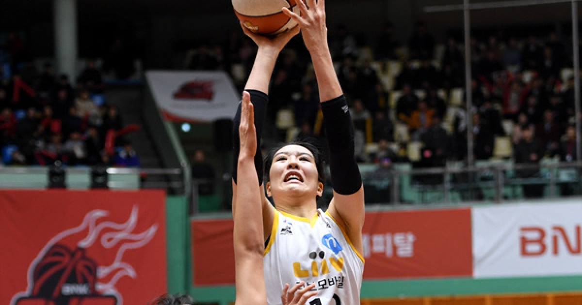 '박지수-쏜튼 더블더블' KB스타즈, BNK 꺾고 단독 1위