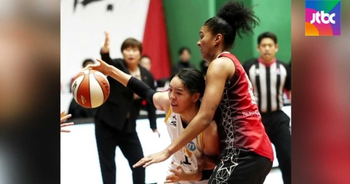 박지수·쏜튼 더블더블..KB, BNK 잡고 단독 선두