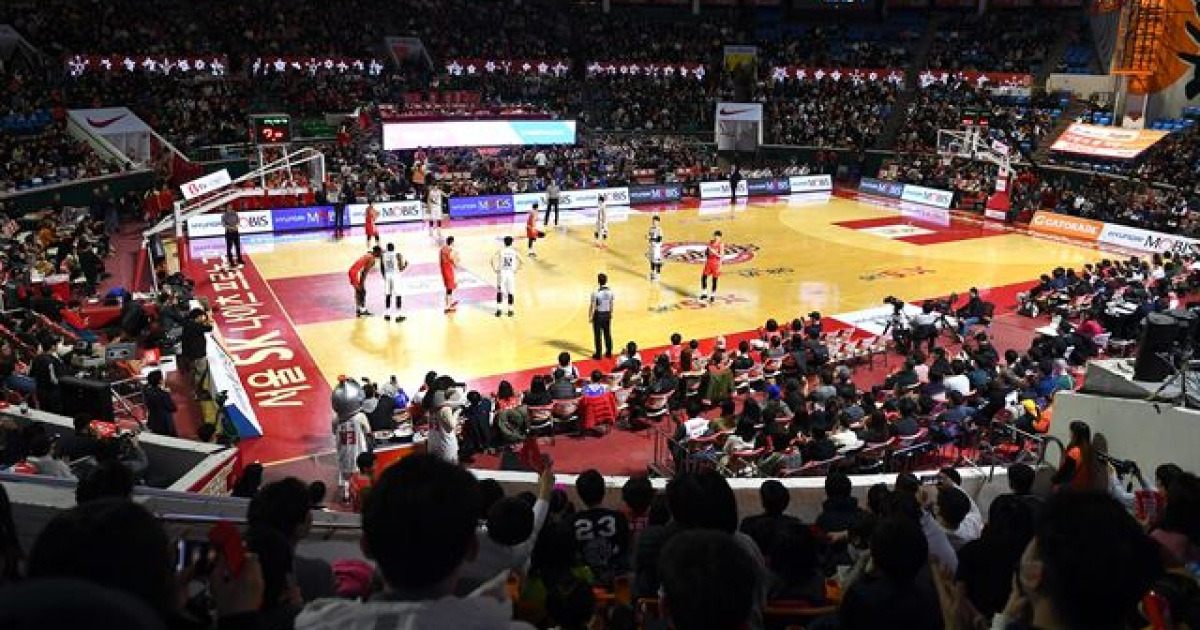 브라운 40점 폭발..KGC인삼공사, SK 잡고 단독 1위