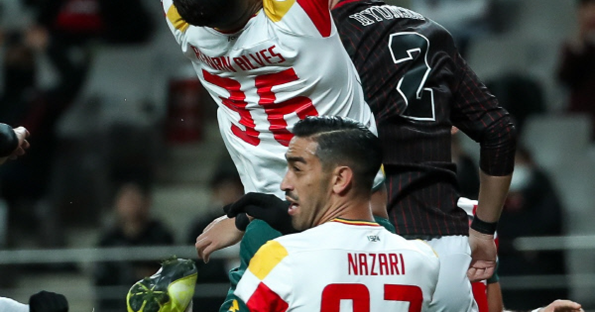 미식축구처럼 손으로 공 잡은 케다 RENAN ALVES [경향포토]