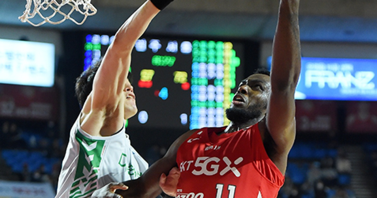 '6명 10+득점' SK, DB 10연승 저지..공동 2위 도약