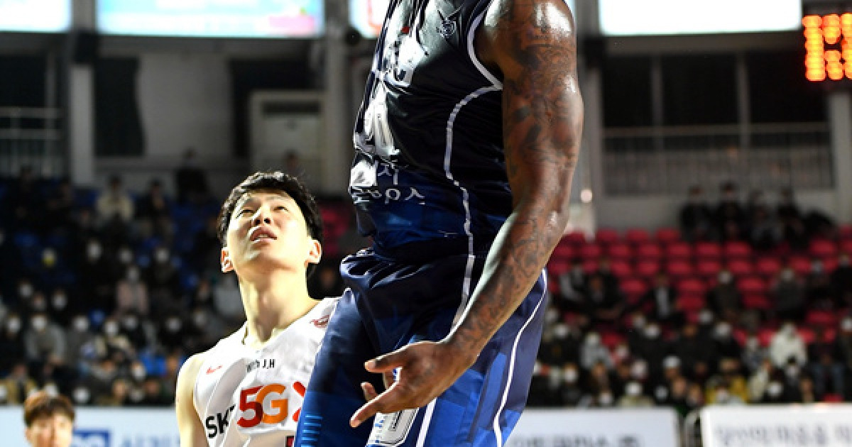 '라건아 20-10' KCC, 최준용 무릎 부상' SK 제압