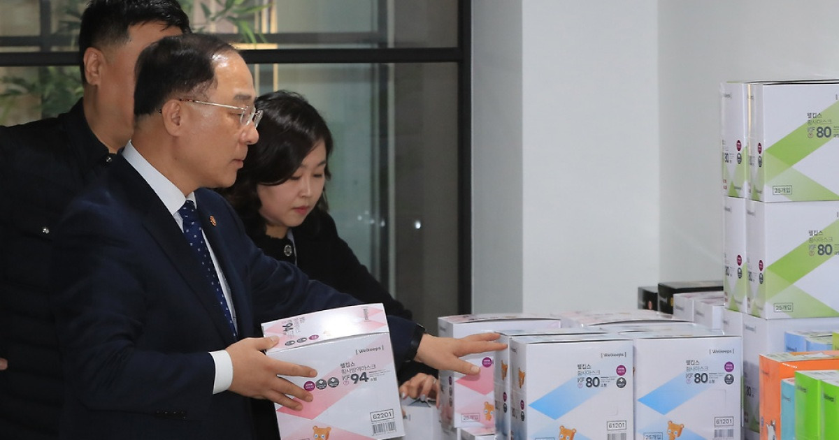 마스크 살펴보는 홍남기 부총리