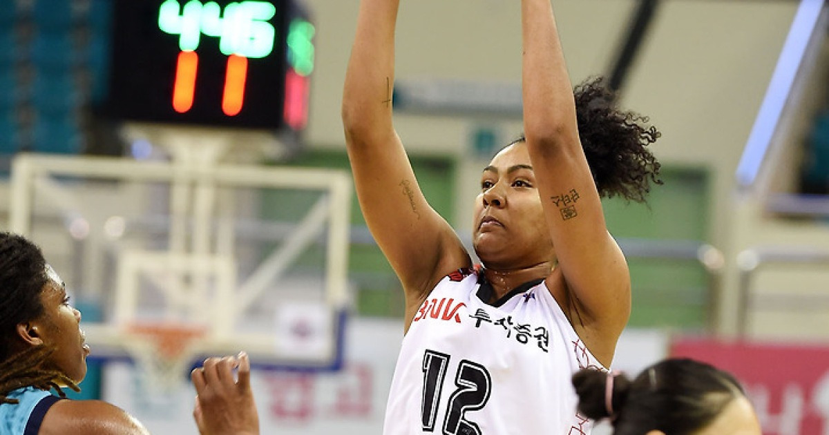 [엑:스코어] '단타스 28P-진안 19P' BNK, 하나은행 꺾고 5연패 탈출