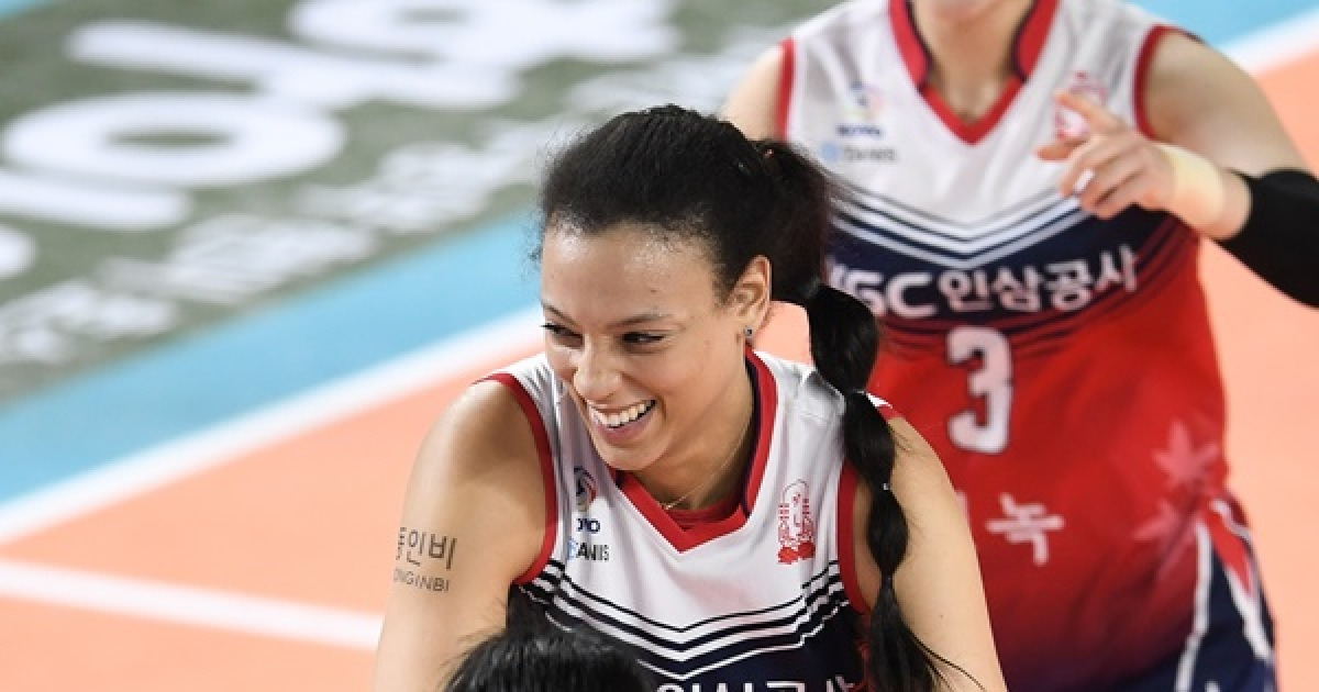 KGC인삼공사, IBK기업은행에 역스윕 승리..봄배구 희망 이어가