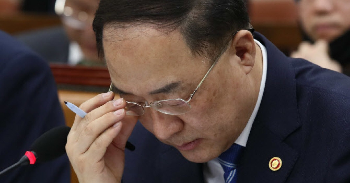 [포토]자료 살펴보는 홍남기 부총리