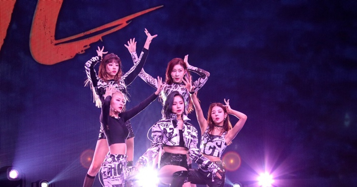 ITZY, 3연속 히트 청신호..컴백 쇼케이스 성료+4개 차트 1위
