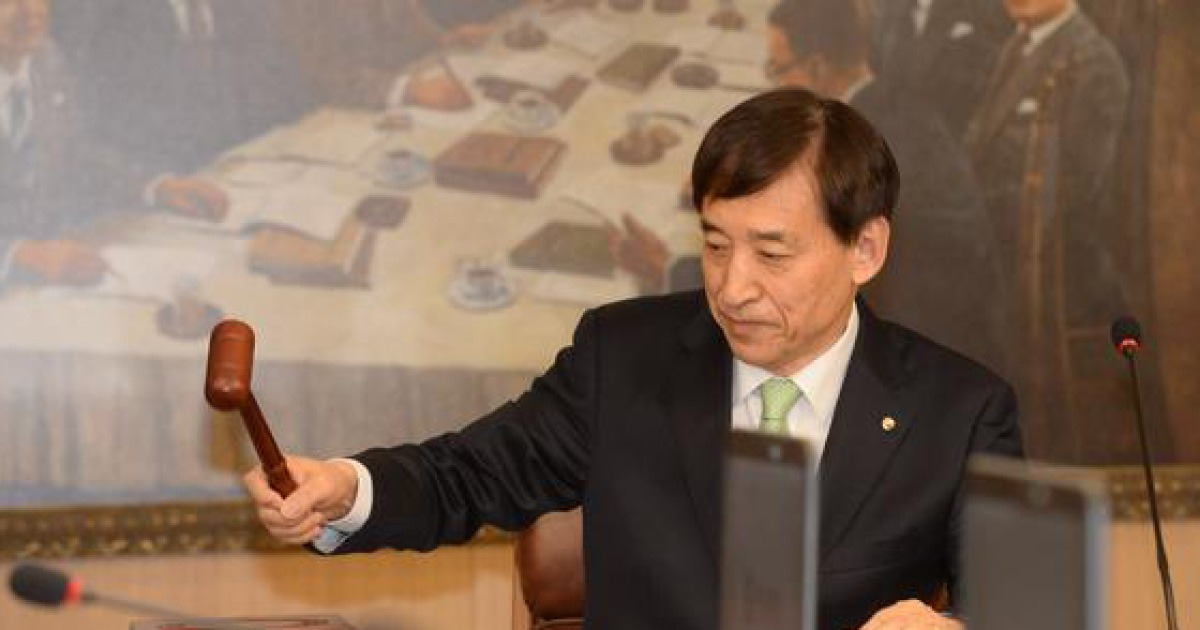 BOK mulls emergency rate cut next week amid panicky Sell Korea