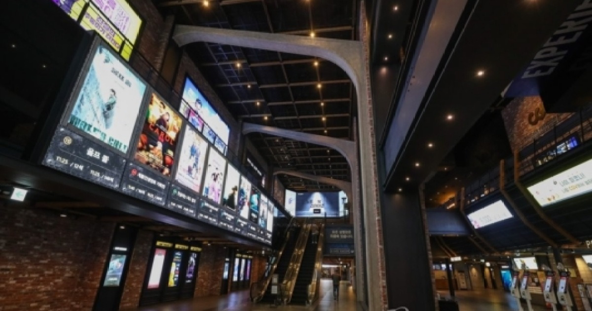 하루 극장 관객 2만5천명..CGV, 35개 극장 문 닫는다