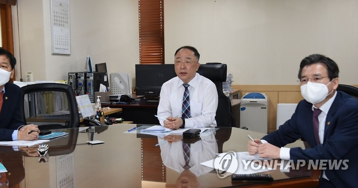 홍남기 부총리 기재부 영상 확대간부회의 주재