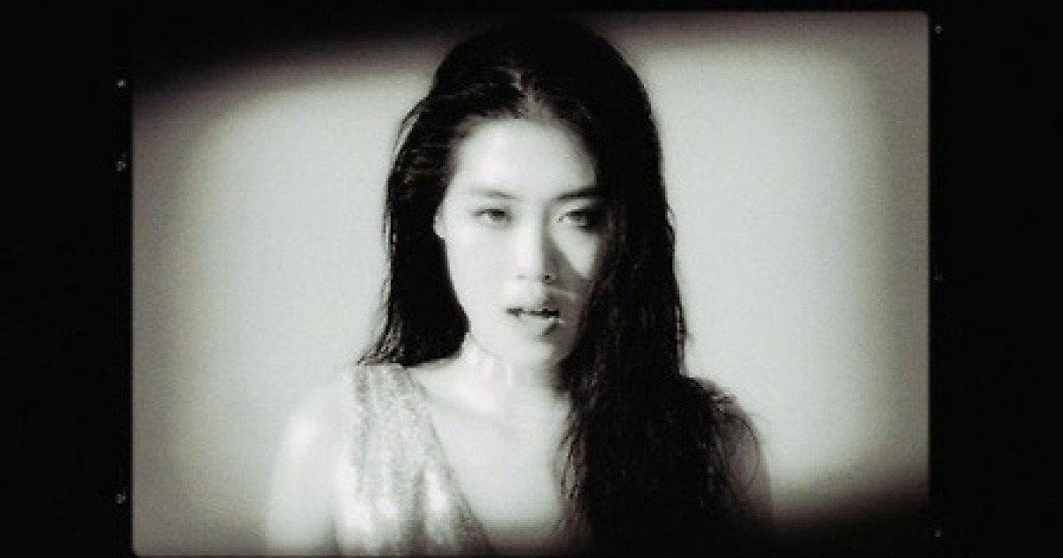 'AOMG 합류' 드비타, 데뷔 EP 타이틀곡 '올 어바웃 유' 뮤비 공개