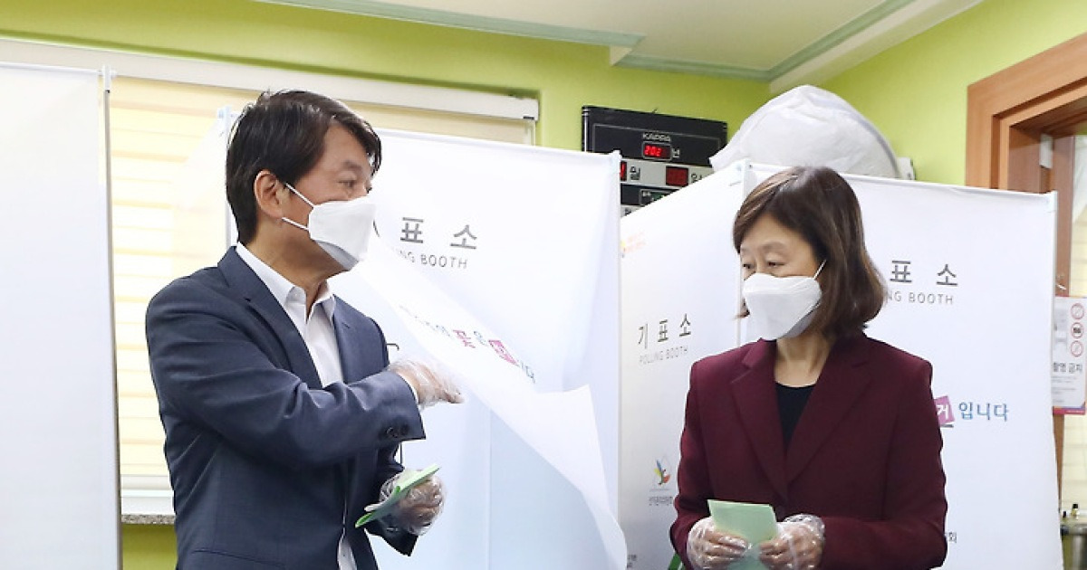 투표하는 안철수 국민의당 대표 내외