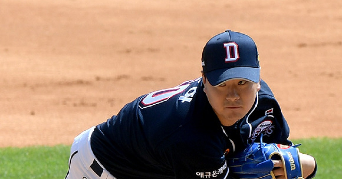 [TF포토] KBO 첫 연습경기, 투구하는 두산 이영하