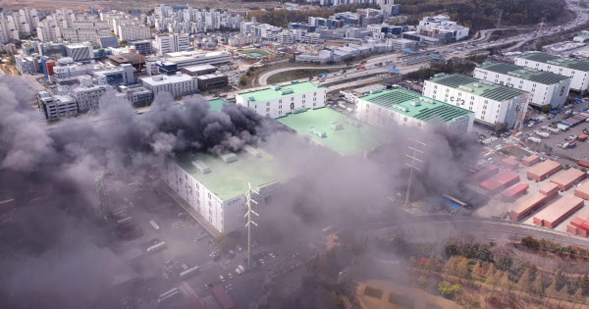 군포 물류터미널 화재..강풍에 10시간 가까이 진화 어려움