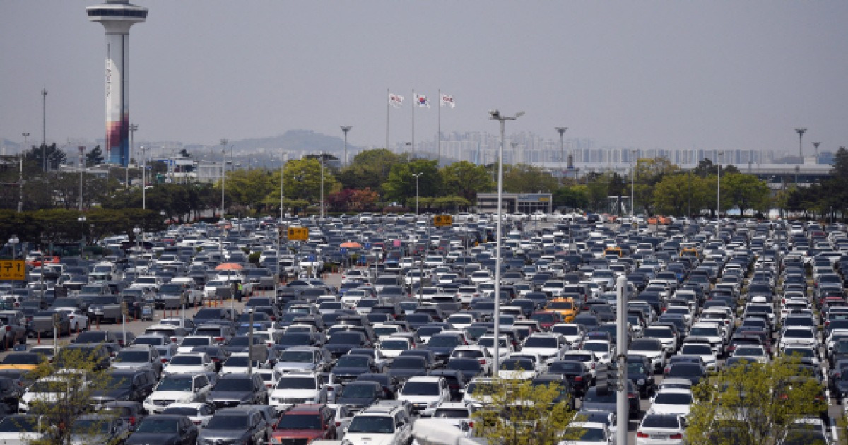 [서울포토]김포공항 국내선 주차장 만차