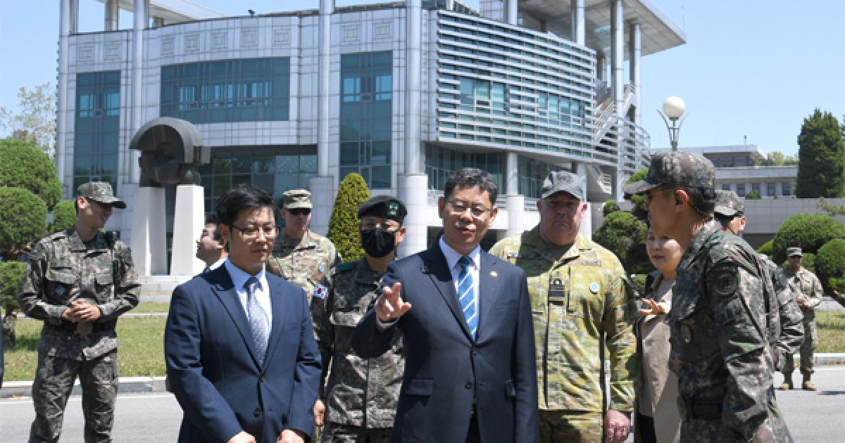 GP총격 사흘만에 DMZ간 김연철.."판문점 견학 준비"
