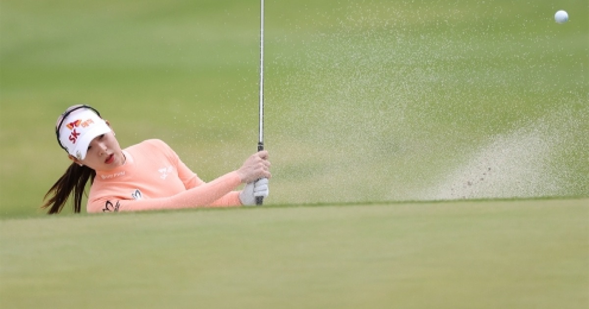 벙커샷을 시도하는 김자영2 [KLPGA 챔피언십]